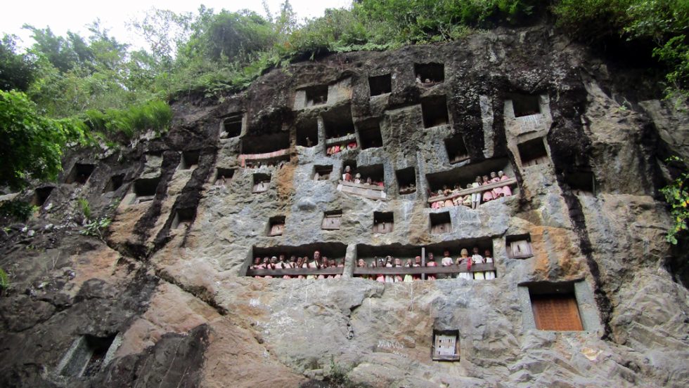 Misteri Kubur Batu Toraja: Lemo, Londa, dan Tau-tau – Desainer Males